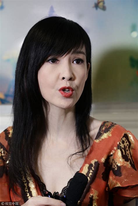 51岁周慧敏穿花裙现身 皮肤无惧特写娱乐环球网
