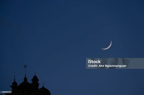 초승달과 라마단 하늘의 별이 있는 밤하늘 모스크 돔 이슬람 Landmarkmosque 희망의 빛의 돔 아랍 이슬람 건축 개념 종교 이슬람 0명에 대한 스톡 사진 및 기타
