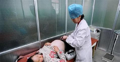 孕檢是男孩生下卻是龍鳳胎，給老公報喜後忘掛電話，聽到談話愣