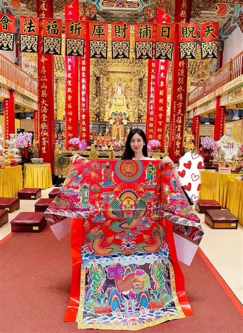 向蕙玲mika 農曆六月初六開天門 第一次參與「謝神袍」儀式 太殊勝🙏🙏🙏 同時也補好財庫了💰 謝神恩祈福的好機會 大家要加快腳步唷☺️☺️☺️ 謝恩賜福 天貺日 Facebook