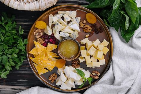 Diferentes Tipos De Deliciosos Queijos E Petiscos Foto Premium