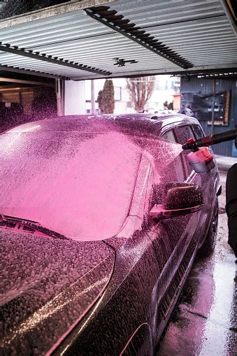 폼 어플리케이터를 사용하여 자동차 앞 유리에 분홍색 폼을 바르는 과정 셀프 서비스 세차장에서 분홍색 세제를 사용하여 세차 교통수단에 대한 스톡 사진 및 기타 이미지 Istock