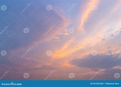 Nubes Rosas En El Cielo Al Atardecer Foto De Archivo Imagen De Celaje Melcocha 247332748