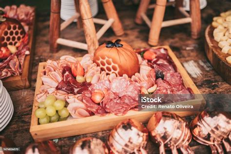 맛있는 치즈 과일 및 고기로 가득한 아름다운 샤퀴테리 보드 결혼식 및 특별 행사에 적합합니다 0명에 대한 스톡 사진 및 기타