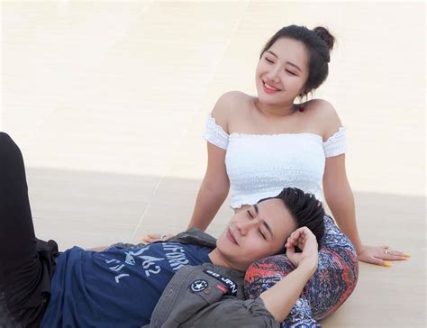 ချစ်သူလေးရဲ့ ပေါင်ပေါ်ခေါင်းချအိပ်ရင်း ပီတိအပြုံးလေးတွေနဲ့ ဝေနေတဲ့