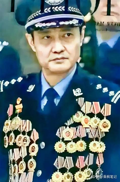 看到这张程鹏的照片我内心也是深深震撼。这位警官真可谓英雄中的英雄。 知乎