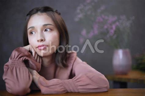 頬杖をする退屈そうな女性 No 22868365写真素材なら写真AC無料フリーダウンロードOK
