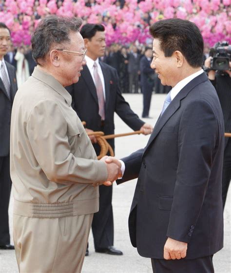 노무현사료관 [북측 공식환영식에서 김정일 국방위원장과 악수하는 노무현 대통령]