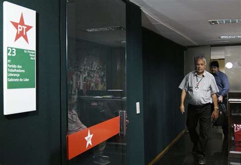 PT apresenta notícia crime contra Bolsonaro e Moro no STF Politica Estado de Minas