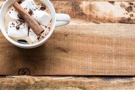 마시멜로우와 계피를 곁들인 따뜻한 핫 초콜릿 · 무료 스톡 사진