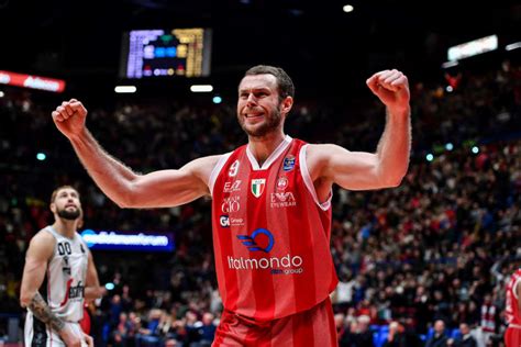 Gazzetta Di Reggio Titola Standing Ovation Per L Oscar Al Basket A