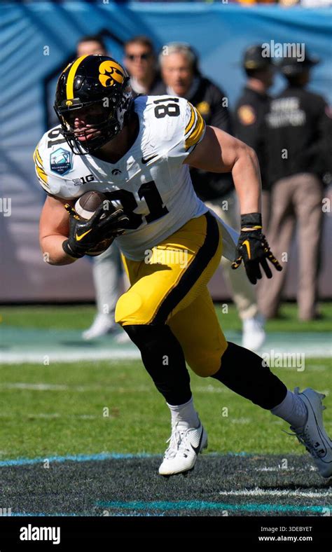 Iowa Tight End Dj Vonnahme Against Vanderbilt During The First Half Of