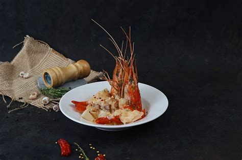 향긋한 향신료와 소스로 맛을 낸 갓 조리 한 랍스터의 맛있는 접시 가식적 미소에 대한 스톡 사진 및 기타 이미지 가식적 미소