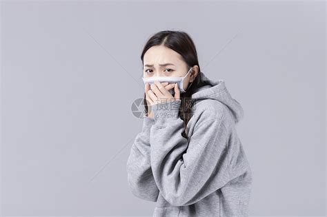 戴带着口罩难受的女孩高清图片下载 正版图片501132732 摄图网