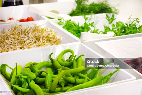 호텔에서 오픈 뷔페 피망 콩나물 콩 체리 토마토입니다 딜과 흰 그릇에 파 슬 리 개념과 주제에 대한 스톡 사진 및 기타 이미지 개념과 주제 건강한 생활방식 건강한