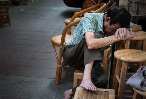 無料画像 座っている 残り 生活 睡眠 中国 老人 ストリート写真 彼の家を失った 人間の位置 屋外で眠る