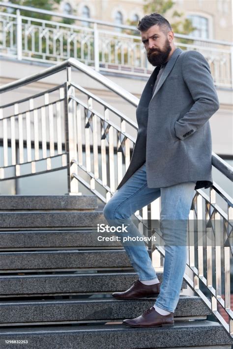 한 번에 한 단계 근무일의 시작 성공을 위한 동기부여 비즈니스 세계를 정복 사무실 직원은 자신있게 계단에 단계 수염이 있는