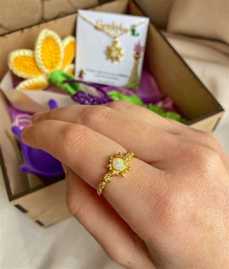 Box Rapunzel Anillo Sol Con Pascal Cocoa Panda