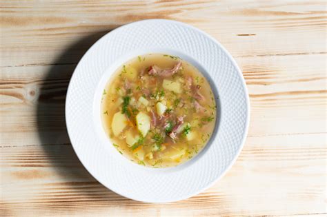 감자 훈제 고기 빵과 녹지가있는 나무 배경에 흰색 접시에 향신료를 곁들인 완두콩 수프 감자 요리에 대한 스톡 사진 및 기타 이미지 감자 요리 건강한 식생활 고기