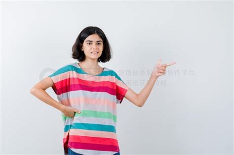 班级高清图片 小女孩用食指指着右边，穿着 T 恤、牛仔裤，手握着腰，看上去很高兴。正视图。 产品实拍免费下载格式编号51280238 千图网