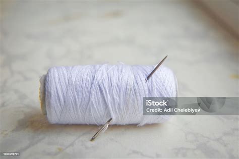 흰색에 고립 된 바늘흰색 보빈 자수 바늘로 바느질 실을 닫습니다 공예 및 Diy 개념 흰색 스레드 흰색 배경에 바늘입니다 공예에