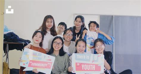 포즈를 취하는 현수막을 들고 있는 사람들 사진 Unsplash의 무료 행복한 학생 이미지