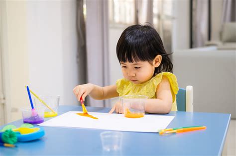 테이블에 페인트 브러시와 아이 그림 유아는 수채화를 그립니다 2 3 살에 대한 스톡 사진 및 기타 이미지 2 3 살 가정의