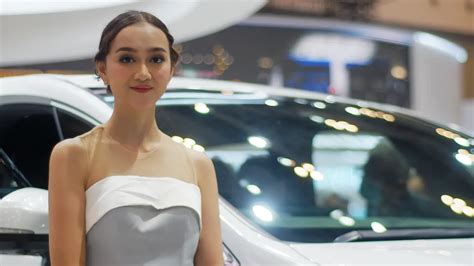 Kumpulan Potret SPG Cantik yang Mewarnai GIIAS 2023 - Otomotif Liputan6.com