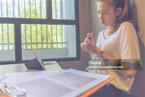몇 가지 정보를 기억하려고 하는 젊은 여성은 주의를 기울여야 합니다 계획에 대한 스톡 사진 및 기타 이미지 계획 공부