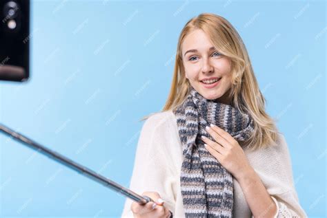 아름 다운 여자는 Selfie를 복용 무료 사진