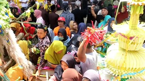 Tradisi Sedekah Bumi Ratusan Warga Di Pati Berebut Gunungan Hasil Bumi Dan Nasi Berkat