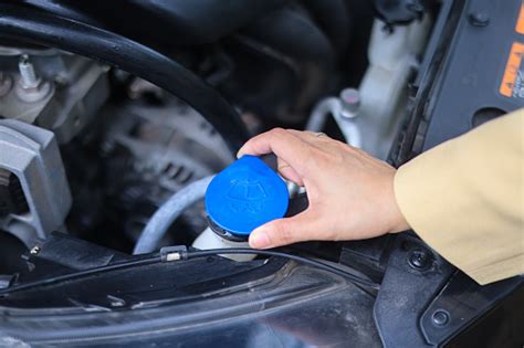 자동차 자동차 정비사 엔진의 손 기술자 서비스 검사 냉각수 냉각 유체 물 그는 차고 유지 보수 서비스 개념에서 변경 또는 수리를위한 라디에이터 캡을 엽니 다 검사 보기에