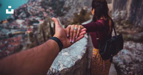 낮에 남자의 손을 잡고 물가의 건물 풍경을 바라보고 있는 여자 사진 Unsplash의 무료 몬테네그로 이미지