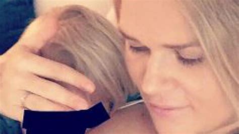Sara Kulka Stillt Sie Ihre Kinder Gleichzeitig GALA De