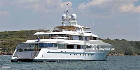 90 톤 플러스 럭셔리 크루즈 모터 Superyacht 시드니의 북쪽 항구에 정박 럭셔리 요트에 대한 스톡 사진 및 기타 이미지