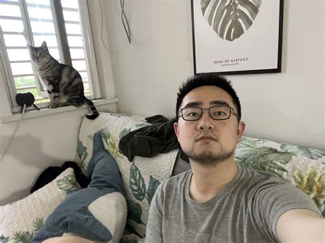 断断 On Twitter Magsafe自拍手柄到了，在苹果和三星上各试了试，俩牌子调色策略真是天差地别哦，猫的颜色都不一样了（