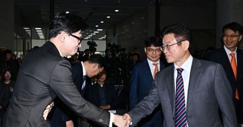 포토 악수하는 한동훈 장관과 이철우 경북도지사