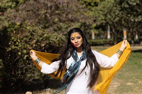 공원에서 야외에서 색채의 홀리 축제를 즐기는 어린 소녀 여자 굴랄 아비어 컬러 파우더로 인도 전역에서 축하하는 인기 있는 힌두교 축제 20 24세에 대한 스톡 사진 및 기타