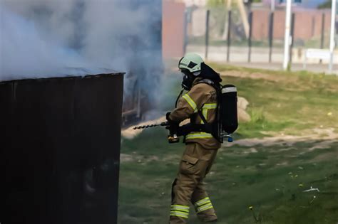 Kraftig Brand I Container Og Skur I Brabrand