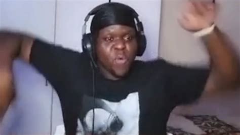 Mi Primo Chico Fan De Pokémon Viendo Cómo Un Dragón Salido Del área 51