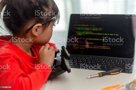 아시아 학생들은 집에서 Stem Steam 수학 공학 과학 기술 컴퓨터 코드 아이들을위한 로봇 공학 개념의 로봇 자동차 및 전자