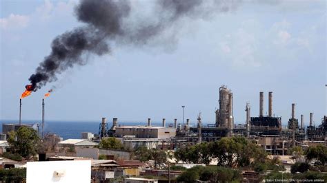 Libya Armed Clashes Close Key Oil Refinery As Fires Erupt Dw 12 15