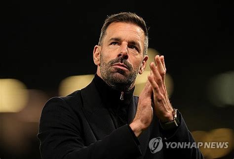 판니 맨유 아니지만 맨유 근처서 맴돈다60km 떨어진 2부팀 부임 가능성
