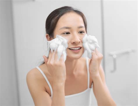 How A Gua Sha Tool Leaves My Skin Feeling Smoother And Tighter