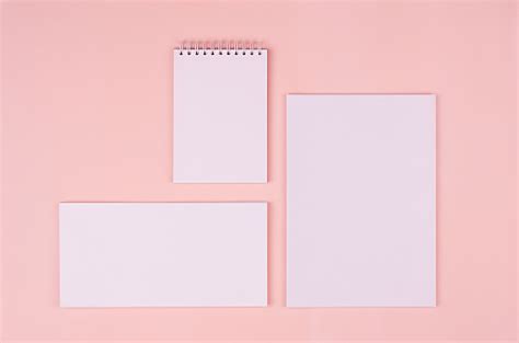 우아한 부드러운 파스텔 핑크 배경에 빈 흰색 편지지 모음 기업의 정체성 템플릿입니다 브랜딩 그래픽 디자이너 프레 젠 테이 션 및
