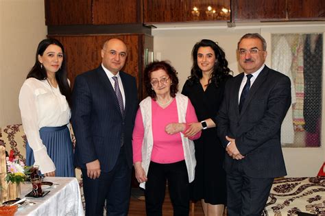 Dövlət Sosial Müdafiə Fondunun Direktoru Tənha Ahıl Qadınları Evlərində