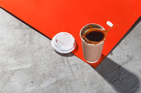 빨간색과 콘크리트 배경에 일회용 컵에 신선한 뜨거운 커피 드롭 스플래시 물이 튀는에 대한 스톡 사진 및 기타 이미지 물이