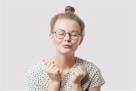 Gadis Menyenangkan Dengan Semat Rambut Dan Kacamata Meniup Ciuman Manis
