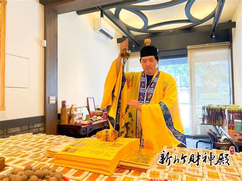我這裡的天赦日發揮也在如火如荼的進行，上午補運祈福祈求上蒼赦免我們的罪孽，擲筊到眼神放空的程度⋯ 還好一切順利平安完成，每一位託付