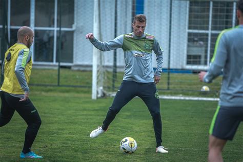 Henrique terá novo contrato regularizado pelo Coritiba e permanece em